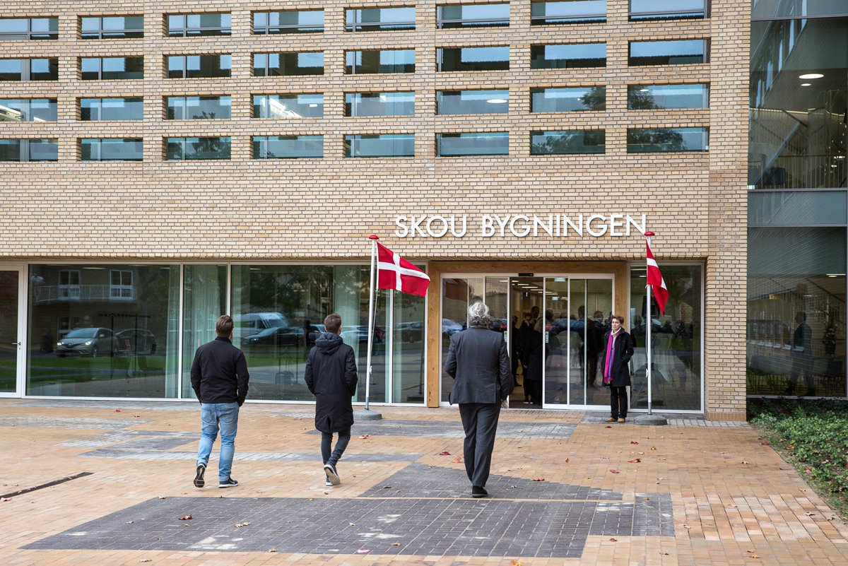 Crab claws, speeches and three hundred guests inaugurated the Skou Building